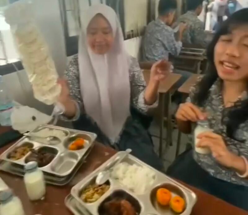 Viral! Siswi SMA Bawa Kerupuk dan Sambal di Program Makan Bergizi Gratis, Warganet Nostalgia ...